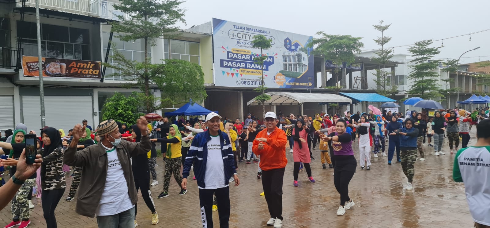 Gubernur Ansar Senam Pagi Bersama Masyarakat Tiban Indah, Batam ...