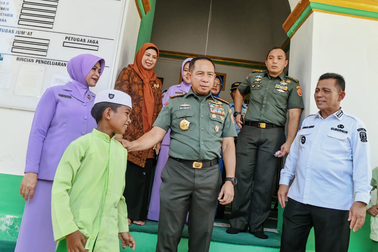 Panglima TNI Serahkan Bantuan Sosial dan Kunjungi Situs Bersejarah di ...